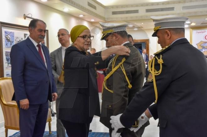 Kamel Féki et Leïla Jaffel à la cérémonie de décoration et d’octroi de ...