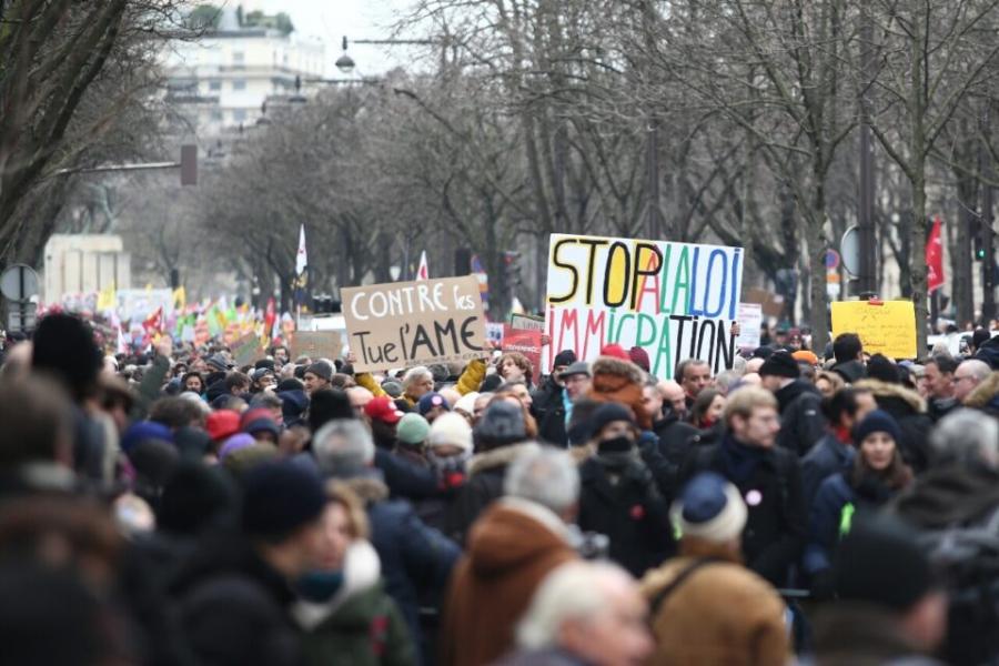 France Des Milliers De Personnes Manifestent Contre La Loi Sur L